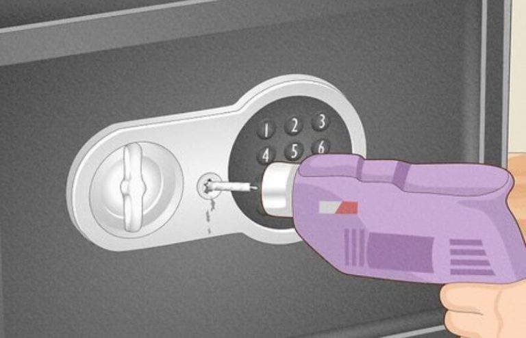 How Do You Open an Electronic Safe With a Dead Battery And No Key ...